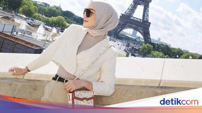 Gaya Modis Melody Prima Saat Ngopi dan Makan Pizza