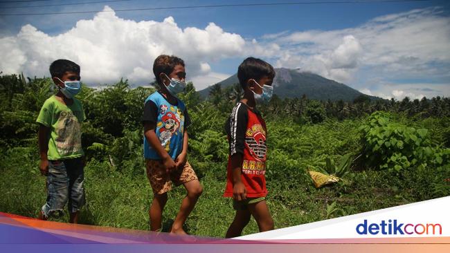 Gunung Ibu di Halmahera Barat Erupsi, 16 Desa Terdampak Hujan Abu Gunung Ibu di Halmahera Barat Erupsi, 16 Desa Terdampak Hujan Abu
