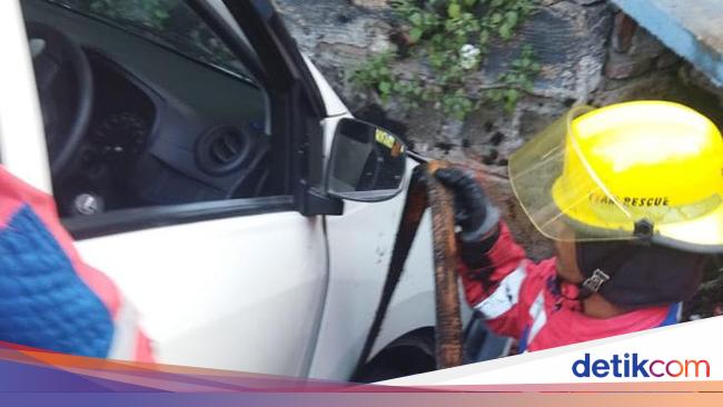 Ayla Masuk Parit Usai Sopir Hindari Palang di Tengah Jalan Jetis Surabaya