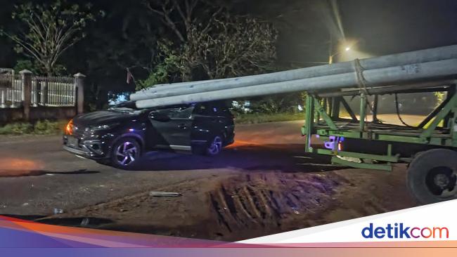 Mobil Rombongan Kafilah MTQ Banyuasin Tabrak Tiang Beton yang Diangkut Truk
