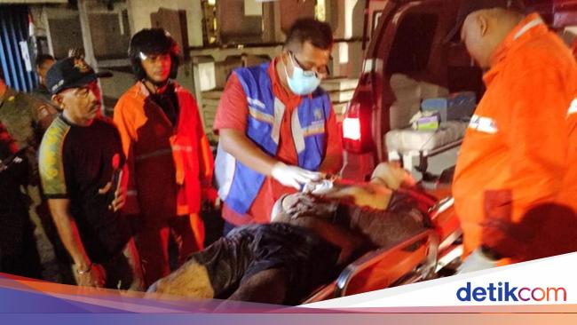 Seorang Pria Korban Penusukan Terkapar Bersimbah Darah di Jalanan Surabaya
