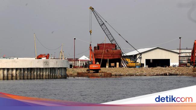 Galangan Kapal Bertengger di Proyek Tanggul Laut Pantai Dadap