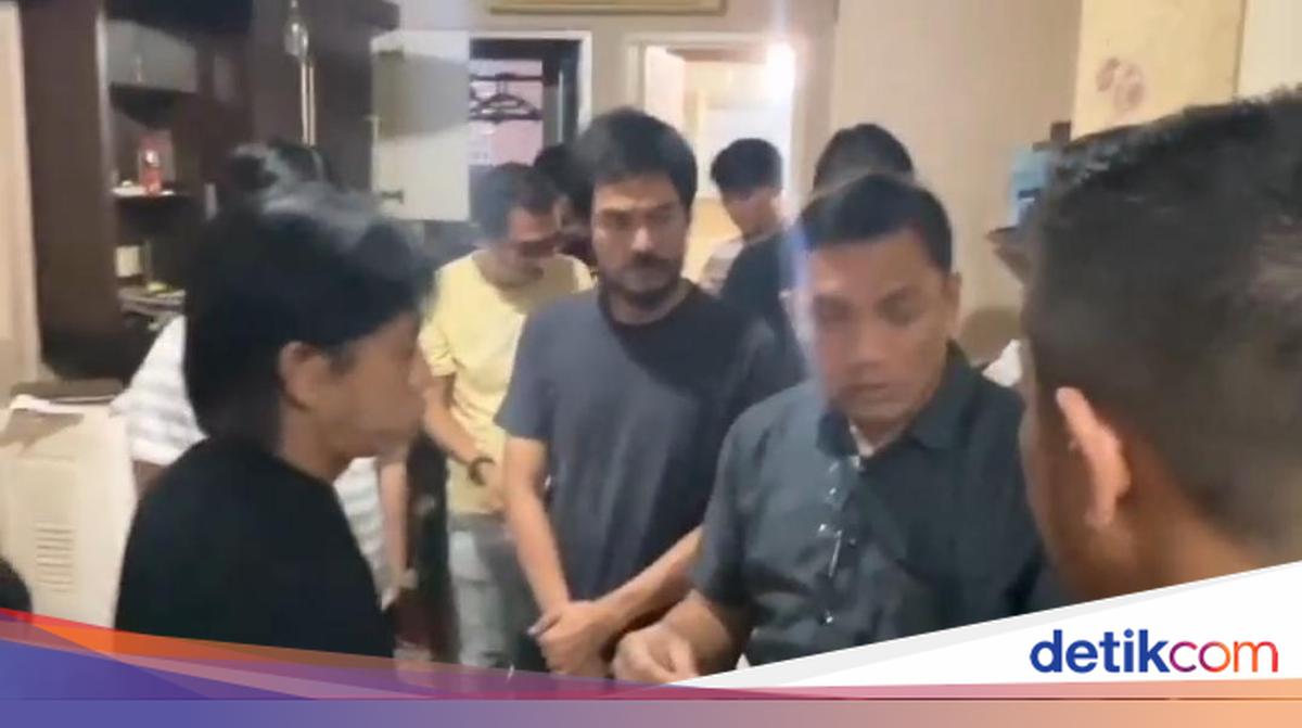 Yogi Gamblez Muram & Menundukkan Kepala Usai Dibekuk Karena Narkoba