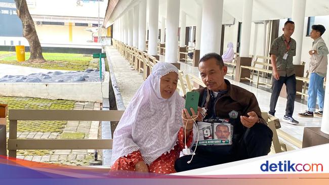 Tangis Haru Pasutri Lansia asal Bekasi Usai Telepon Cucu Pamit Ibadah Haji