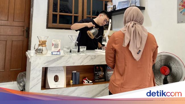 Sluurp! Uniknya Kopi Mocktail Gadis Kretek 'Dasiyah' di Kafe Slow Bar Ini