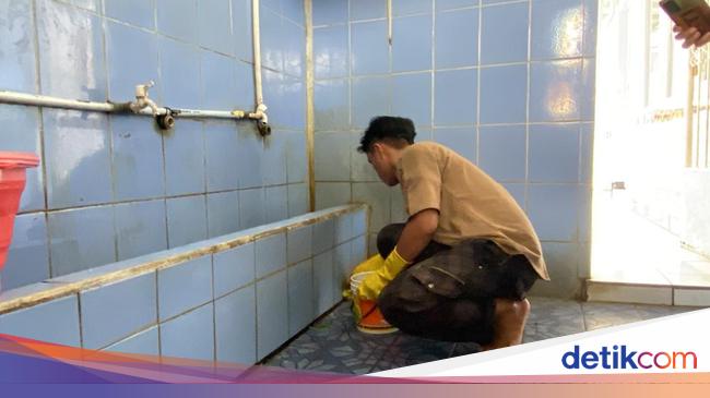 Kisah di Balik Viralnya Cecep Keliling Bersihkan Toilet Masjid