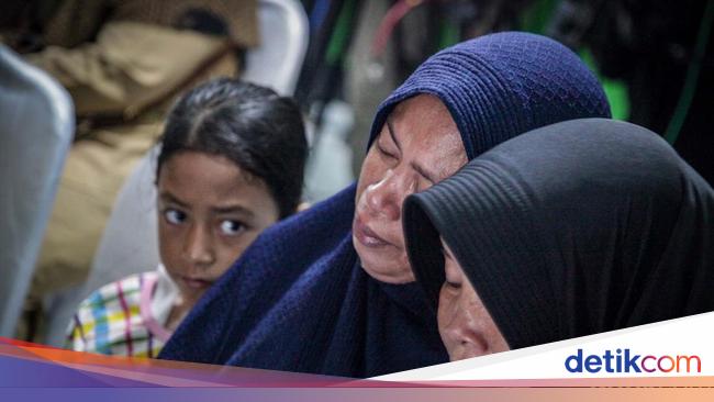 Isak Tangis Iringi Pemberian Santunan Korban Kecelakaan Bus di Subang