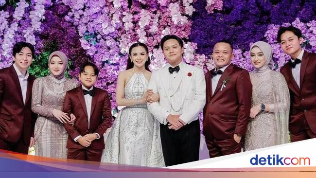 Foto Santyka Fauziah Pacar Baru Sule di Pernikahan Rizky Febian, Curi Atensi