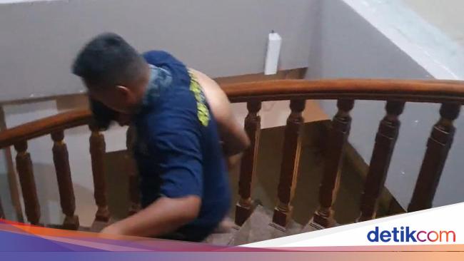 Brondong yang Digerebek Selingkuh di Hotel Jombang Sempat Ditelanjangi Brondong yang Digerebek Selingkuh di Hotel Jombang Sempat Ditelanjangi