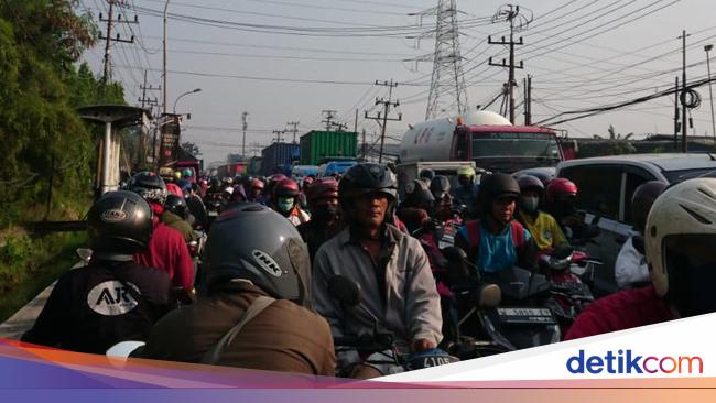 Jalan Manyar Gresik Macet Cet!