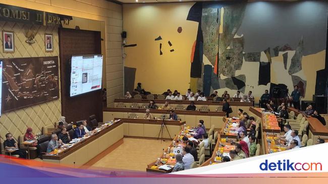 Anggota Komisi II DPR Cecar Komisioner KPU soal Rumdin hingga 3 Mobil Dinas Anggota Komisi II DPR Cecar Komisioner KPU soal Rumdin hingga 3 Mobil Dinas