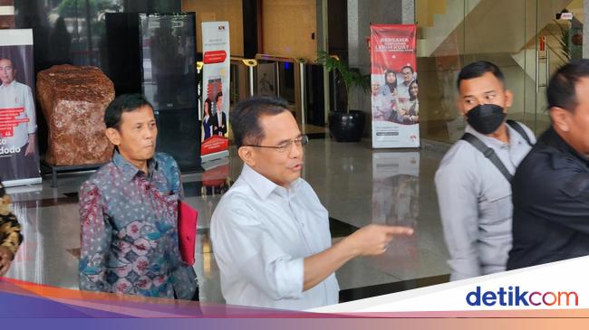 Sekjen DPR Indra Iskandar Keluar dari Gedung KPK Usai Diperiksa 2 Jam Sekjen DPR Indra Iskandar Keluar dari Gedung KPK Usai Diperiksa 2 Jam