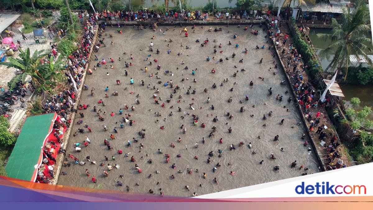 Meriahnya Tradisi Ngubek Empang di Depok
