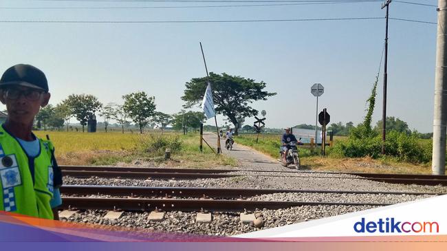Usai Mobil Tertabrak KA Tewaskan 2 Orang, Perlintasan Boto Klaten Dijaga Warga