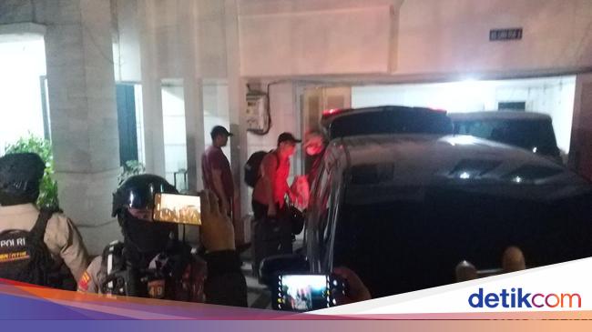 KPK Bawa 2 Koper Usai 5 Jam Geledah Rumah Adik SYL di Makassar