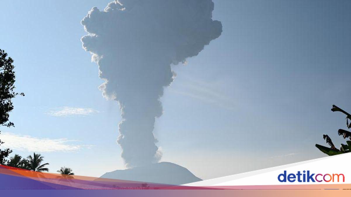 Gunung Ibu di Halmahera Erupsi, Tinggi Abu Vulkanik Capai 4 Km