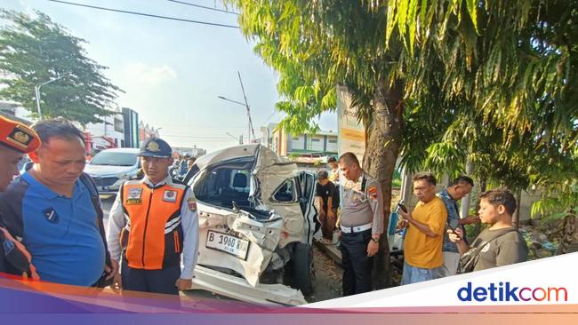 Palang Perlintasan Terlambat Turun, 1 Mobil Tertabrak KA di Semarang
