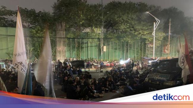 Massa Mahasiswa Demo di Belakang DPR Masih Bertahan, Lalin Ramai Lancar