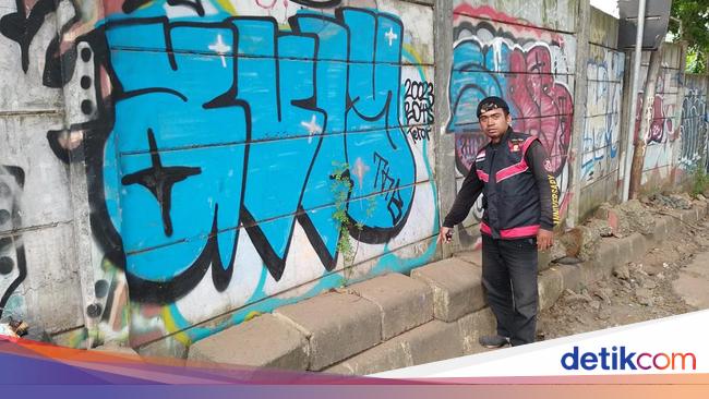 Viral Tambal Ban di Cawang Digeruduk Ojol Diduga Sebar Ranjau Paku