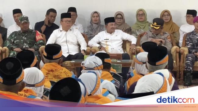 Antar JCH, Bupati Minta Doakan Agar Tanah Datar Terhindar dari Bencana Antar JCH, Bupati Minta Doakan Agar Tanah Datar Terhindar dari Bencana