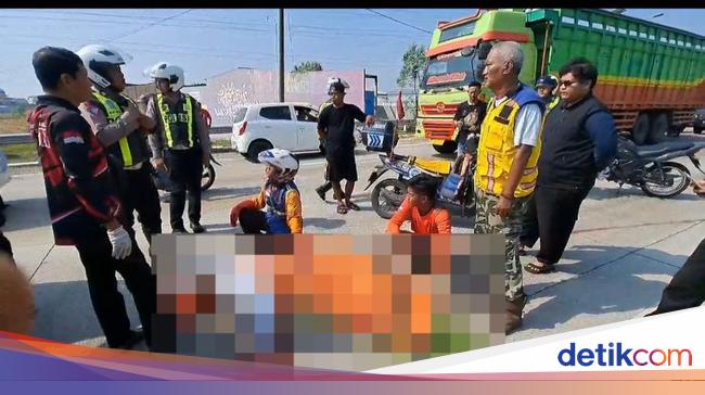 Pemotor Tewas Tabrak Truk Ganti Ban di Bypass Mojokerto