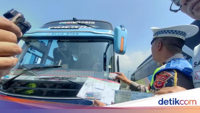 Polisi Tilang Bus Berklakson 'Telolet' di Garut