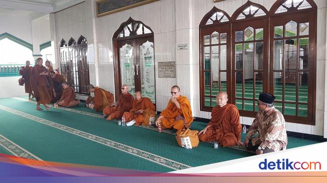 Viral Biksu Thudong Istirahat di Masjid Bengkal Temanggung, Ini Kata Takmir