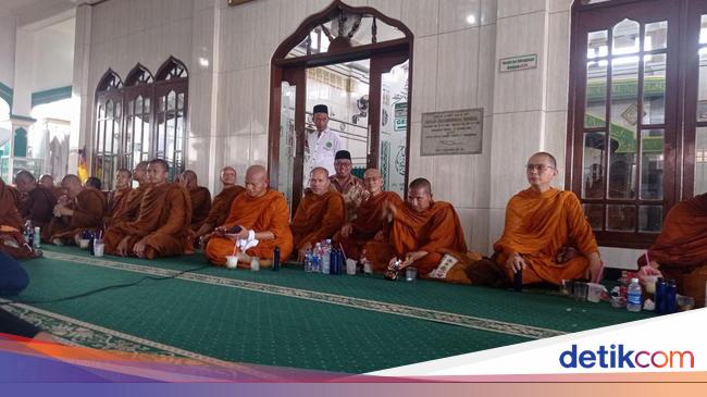 Momen Kehangatan Saat Rombongan Biksu Thudong Mampir Masjid di Temanggung