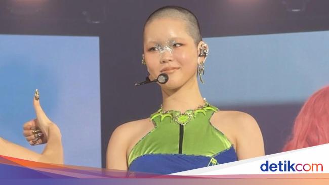 7 Foto Transformasi Idol Wanita Tampil Botak Saat Konser Bikin Fans Syok