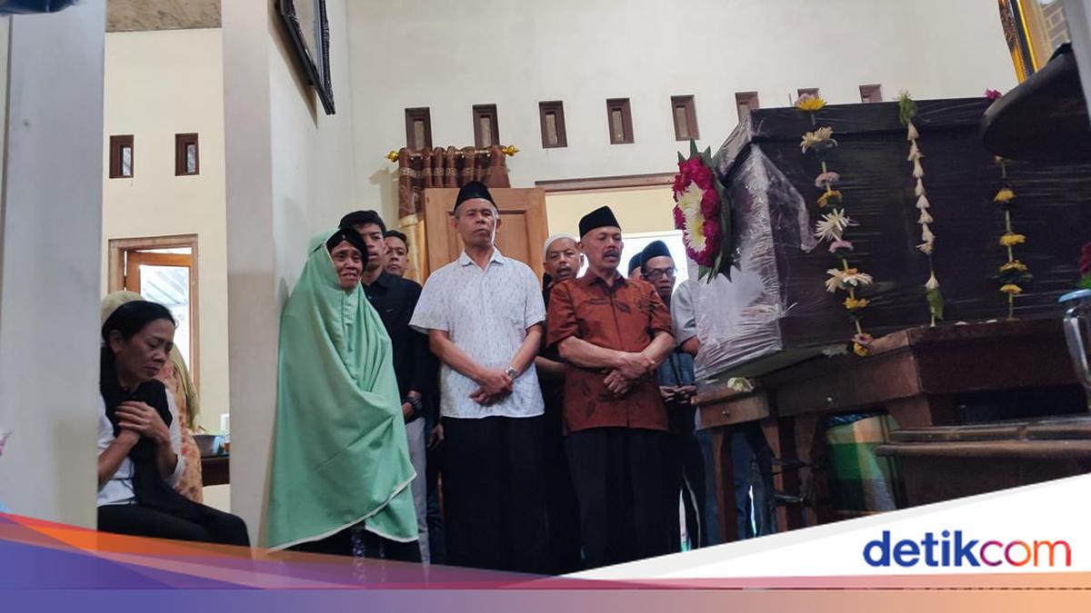 Jenazah Pilot Pesawat Jatuh di BSD Dimakamkan di Semarang Sore Ini