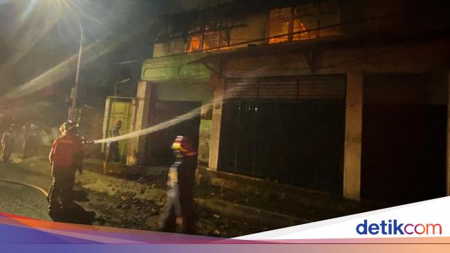 Ruko 2 Lantai di Jalan Lurah Cimahi Ludes Dilalap Si Jago Merah