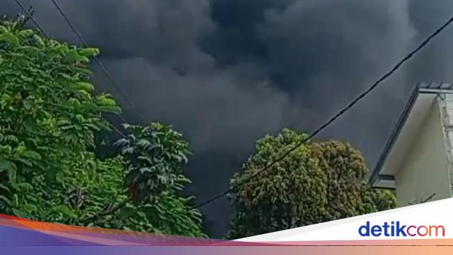 Pabrik di Gunung Putri Bogor Kebakaran, Asap Hitam Membubung