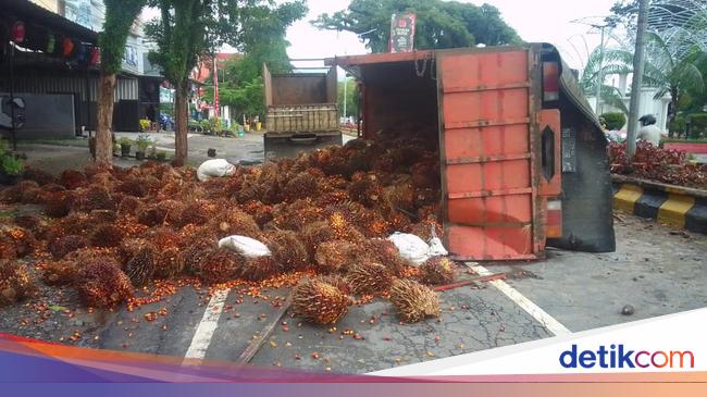 2 Truk Angkut Sawit Terbalik di Jalan Andi Djemma Palopo gegara Sopir Ngantuk