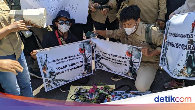 Demo Tolak Revisi UU Penyiaran Digelar di Berbagai Daerah