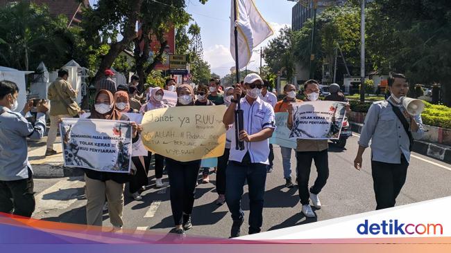 Tolak RUU Penyiaran, Jurnalis Demo Jalan Mundur ke DPRD NTB