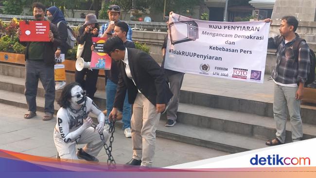 Tolak RUU Penyiaran, Wartawan Solo Gelar Teatrikal-Bentangkan Poster