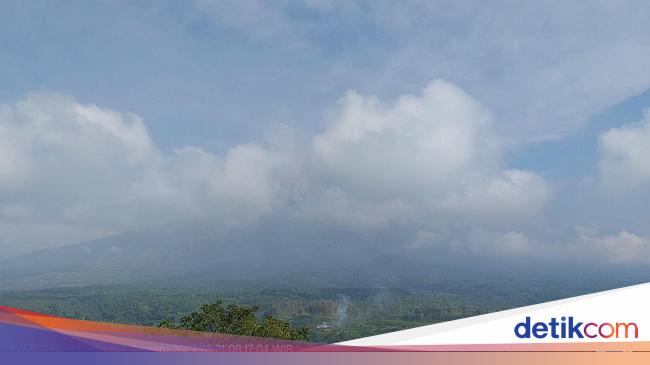 Semeru Erupsi 2 Kali Pagi Ini, Muntahkan Abu Vulkanik Setinggi 800 Meter
