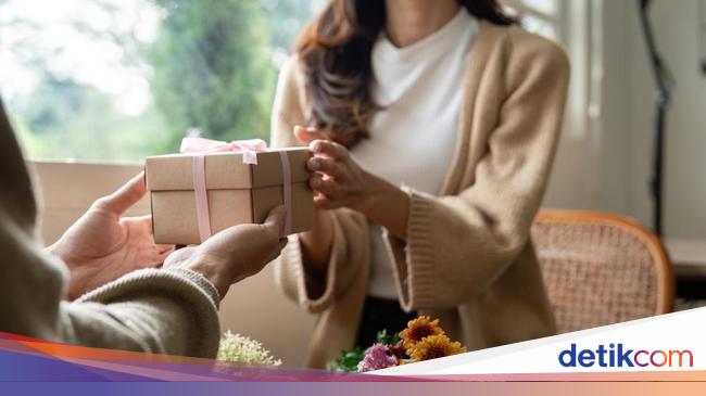 5 Ide Hadiah Penuh Makna untuk Guru Perempuan, Blazer-Tas Kerja