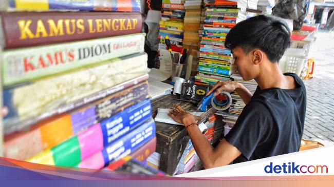 Jualan Online Jadi Solusi Pedagang Kampung Ilmu Surabaya Tetap Bertahan