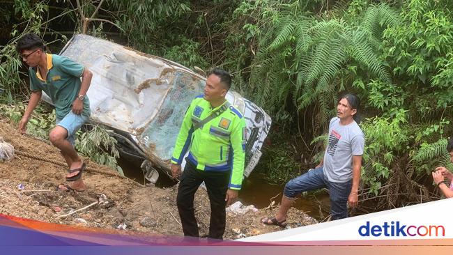 Ambulans Bawa Jenazah Balita Terjun ke Jurang di Samosir, 4 Luka-luka Ambulans Bawa Jenazah Balita Terjun ke Jurang di Samosir, 4 Luka-luka