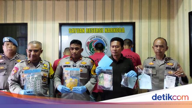 Polisi Tangkap 2 Pria di Pandeglang Kedapatan Bawa 24 Paket Ganja Polisi Tangkap 2 Pria di Pandeglang Kedapatan Bawa 24 Paket Ganja