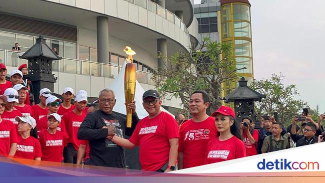 Elite PDIP Bacakan Puisi 'Banteng yang Terluka' Saat Terima Api Obor Mrapen