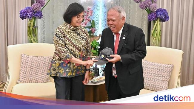 Momen Gemas Sri Mulyani dan Topi Legend Pak Bas