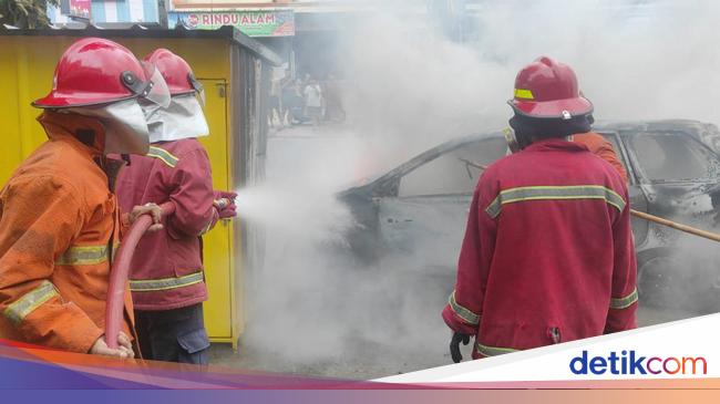 Avanza Muatan 12 Jeriken Pertalite Hangus Terbakar, Sopir Pilih Kabur Avanza Muatan 12 Jeriken Pertalite Hangus Terbakar, Sopir Pilih Kabur