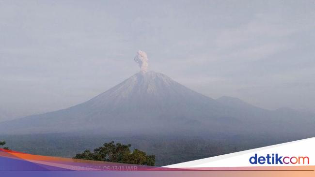 Semeru 6 Kali Erupsi Pagi Ini, Semburkan Abu Vulkanik Setinggi 900 Meter