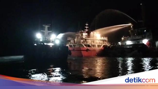 Kapal Tanker SPOB Jeanita Terbakar di Perairan Bintan