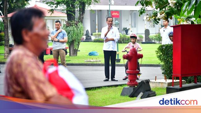 Ditemani Jan Ethes, Jokowi Bagi-bagi Sembako di Istana Yogyakarta Ditemani Jan Ethes, Jokowi Bagi-bagi Sembako di Istana Yogyakarta