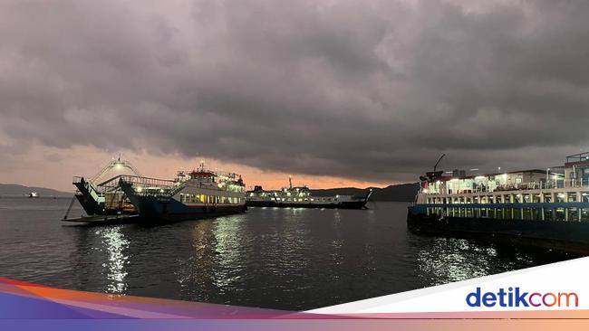 KMP Gerbang Samudera 5 Terseret Arus dan Kandas di Selat Bali Pagi Ini
