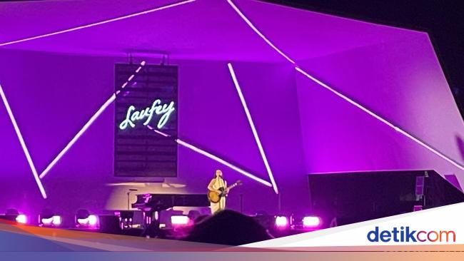 Aksi Laufey di Hari Pertama BNI Java Jazz Festival 2024