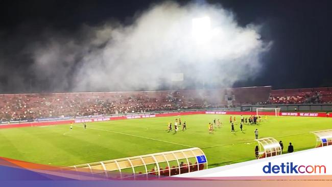 Asap Flare dan Kembang Api Ganggu Laga Bali United Vs Borneo FC